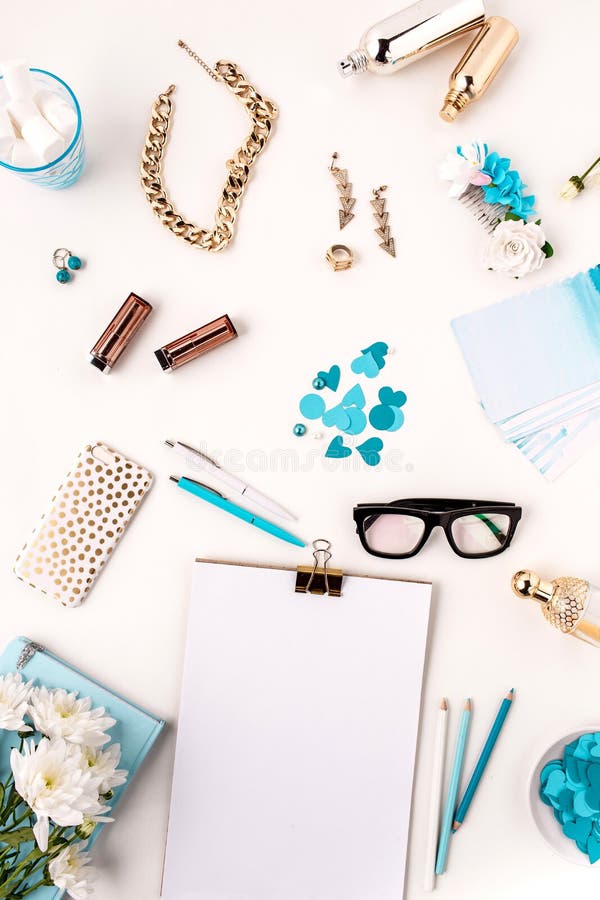 Ainda Vida Da Mulher Da Forma, Objetos Azuis No Branco Foto de Stock ...