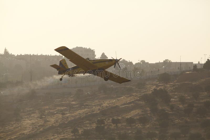 Air Tractor at-802 Fire Fighting Aircraft Extinguishing a Fire ...
