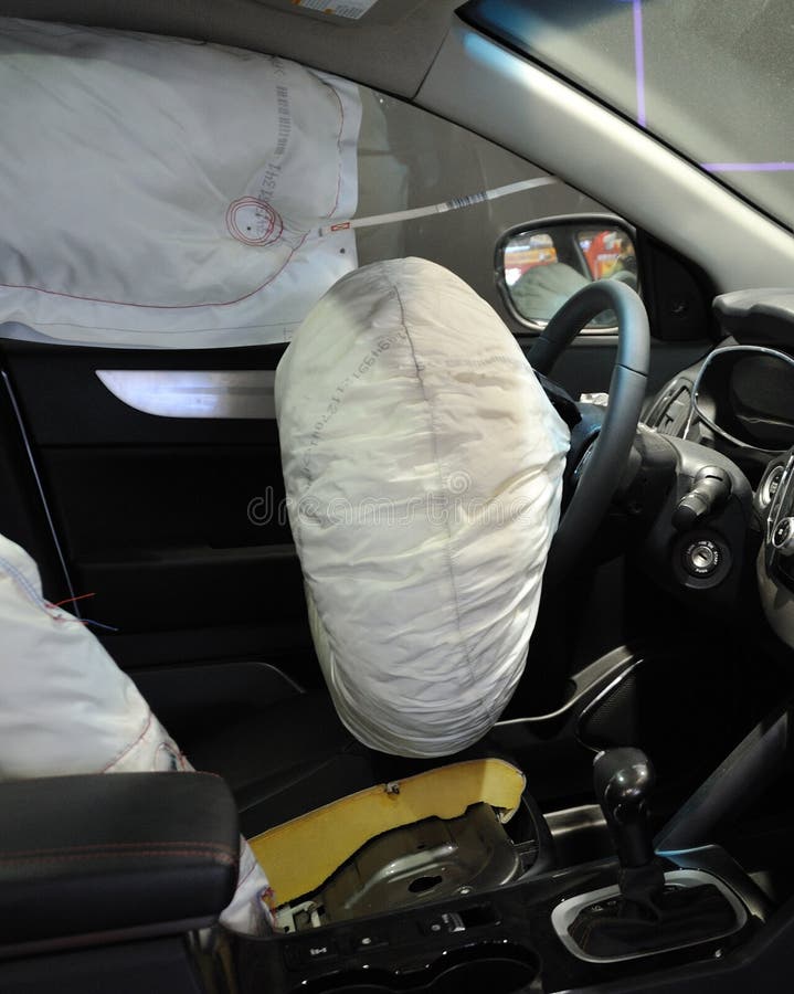 Airbag ouvert image stock. Image du écrasé, coupure, automobile - 33480865