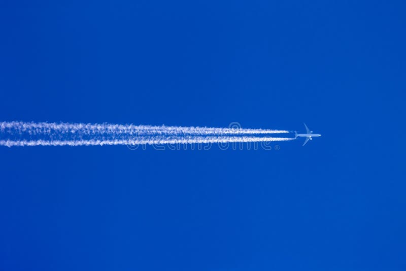 Aircraft contrails stock image. Image of climate, belastung - 27340865