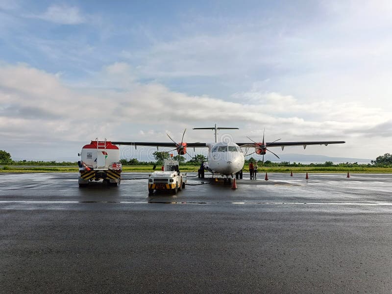 Aircraft refueling process stock image. Image of crew - 351467733