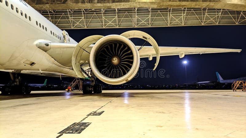 Aircraft Engine Fan Cowl Open Maintenance Stock Photos - Free & Royalty ...