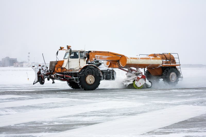 Airfield Sweeper-vacuum Machine and Snowblower Universal Cleaning Truck ...