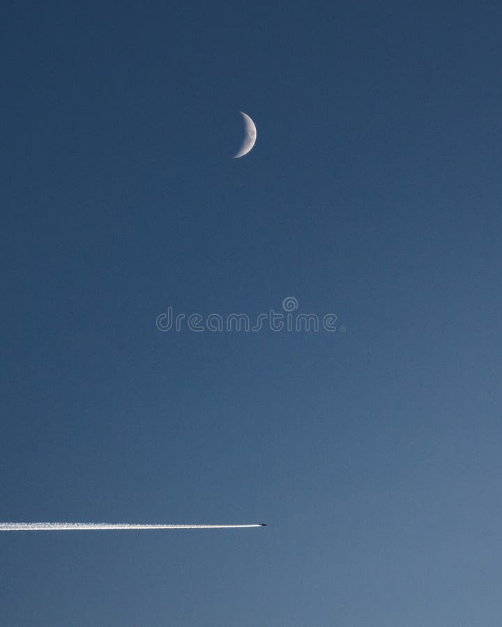 513 Airplane Flying Past Stock Photos - Free & Royalty-Free Stock ...