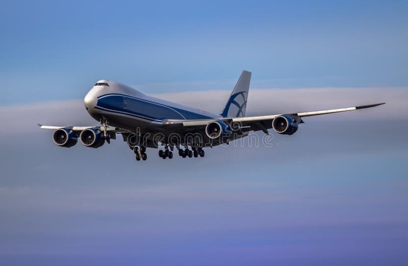 Airplane ist landing editorial photography. Image of land - 104477962