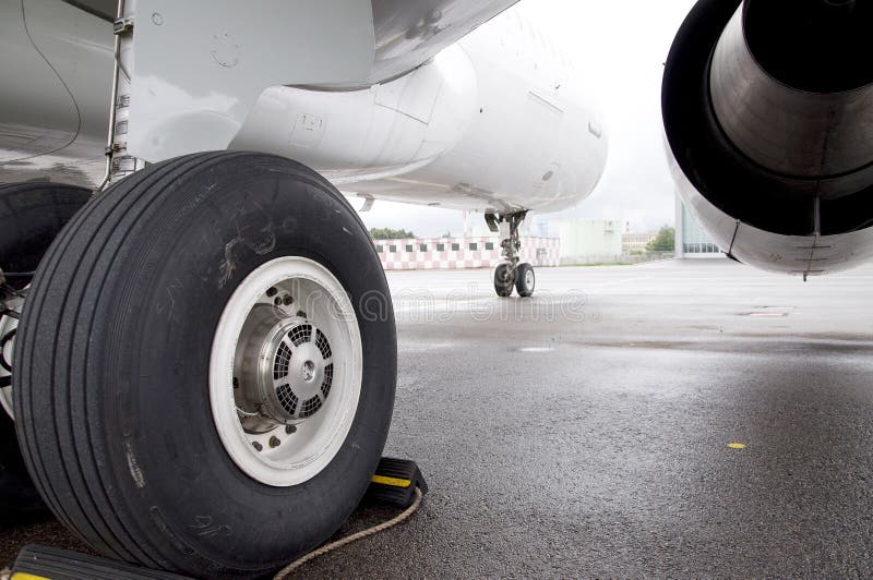 Airplane landing gear editorial stock image. Image of body - 21826169