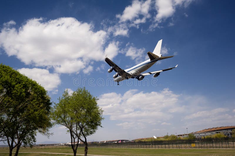 A Airplane is Ready To Land Stock Image - Image of cloud, blue: 36030917