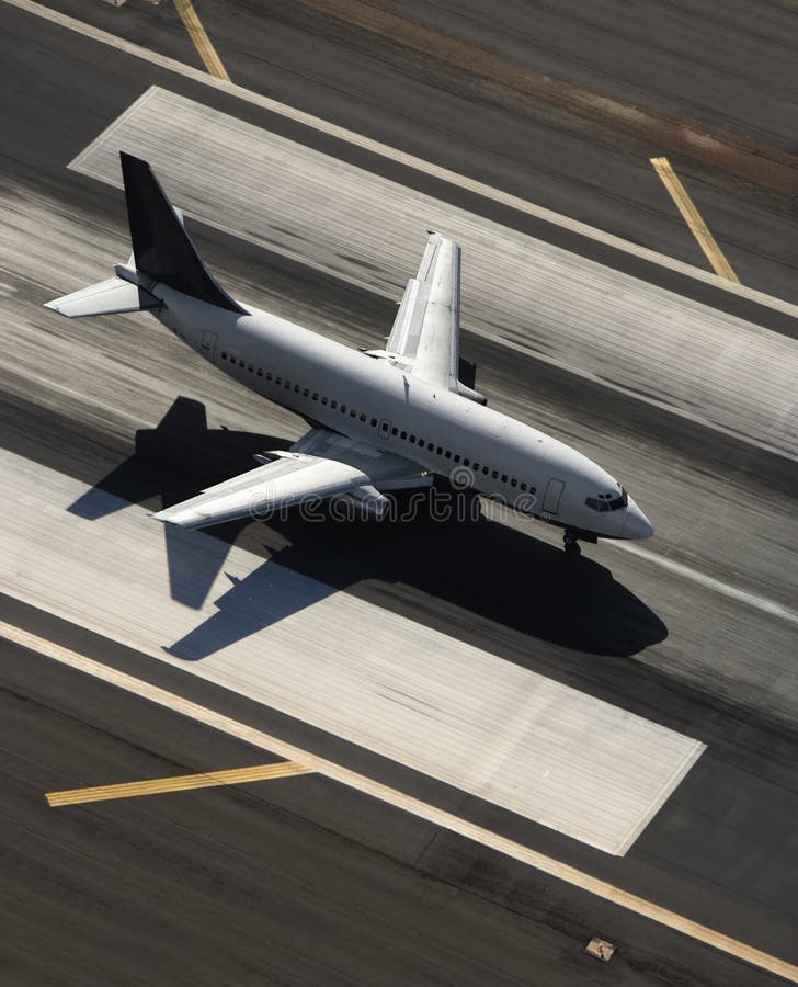 870+ Airplane runway Free Stock Photos - StockFreeImages