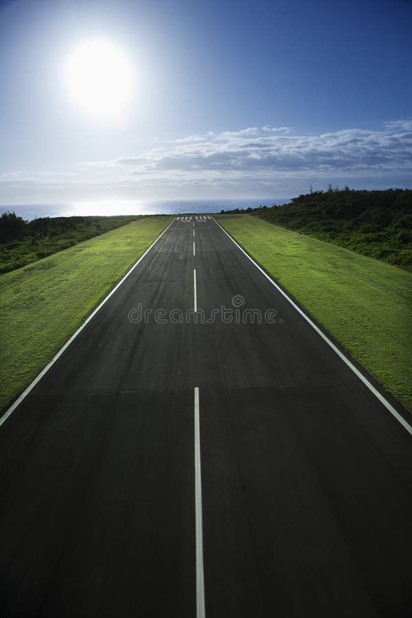 870+ Airplane runway Free Stock Photos - StockFreeImages