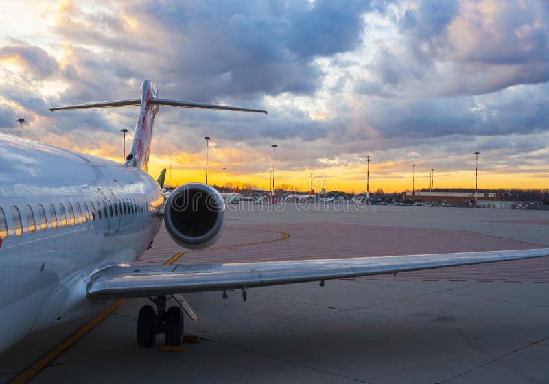 Airplane at the Terminal Gate Ready for Takeoff Editorial Photography ...