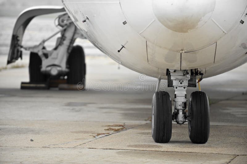 99+ Airplane wheels Free Stock Photos - StockFreeImages