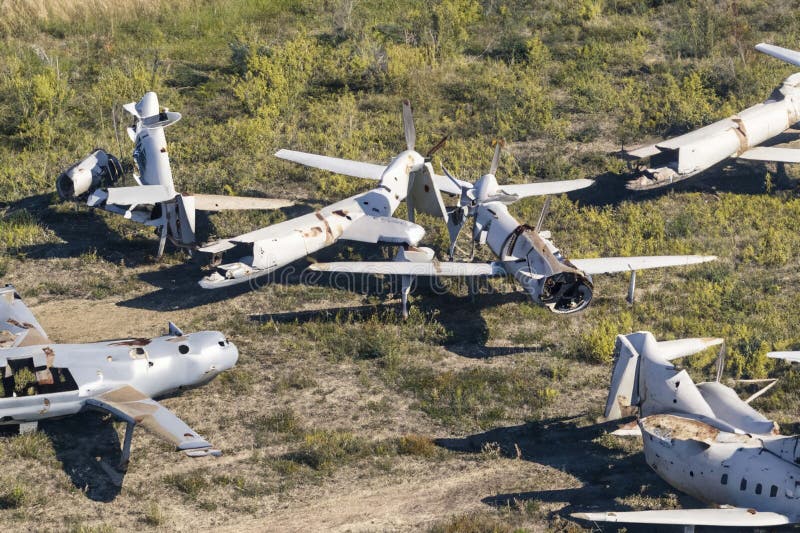 Rusty Airplanes Stock Illustrations – 16 Rusty Airplanes Stock ...