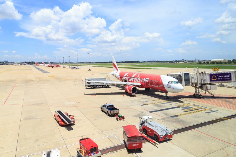 Ground Worker Checking the Plane Editorial Stock Photo - Image of ...