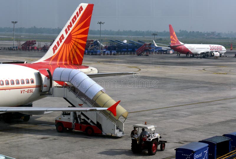 Airport Plane Loading editorial stock photo. Image of aeroplane - 35803608