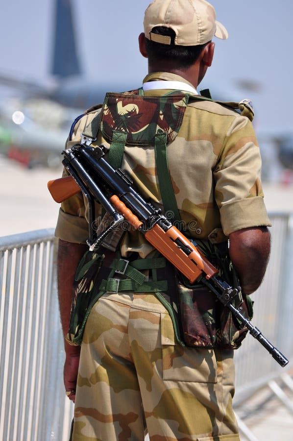 Airport Security Guard editorial photo. Image of plane - 29664901
