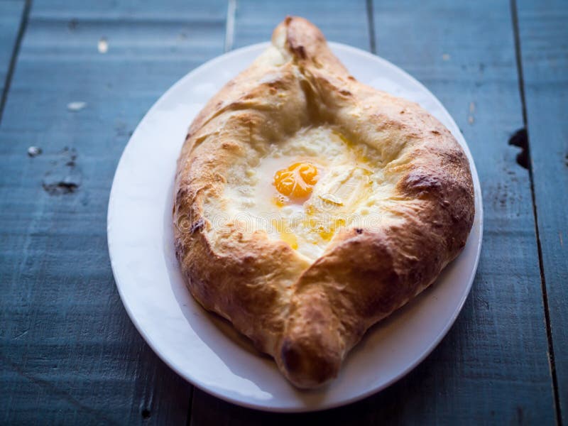 Ajaruli-khachapuri stockbild. Bild von europa, küche - 37812451