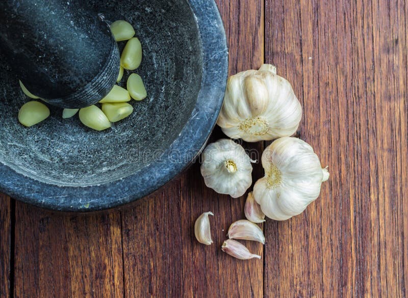 Ajo Con La Maja Y El Mortero Imagen de archivo - Imagen de alimento ...