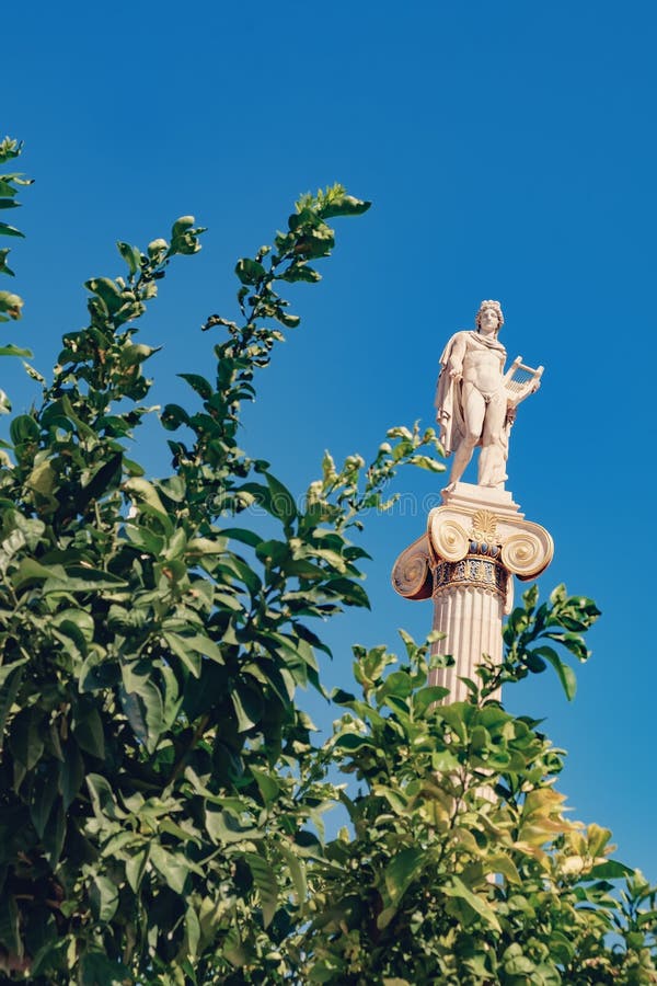 Athena Staty Nära Akademin Av Aten, Grekland Fotografering för ...