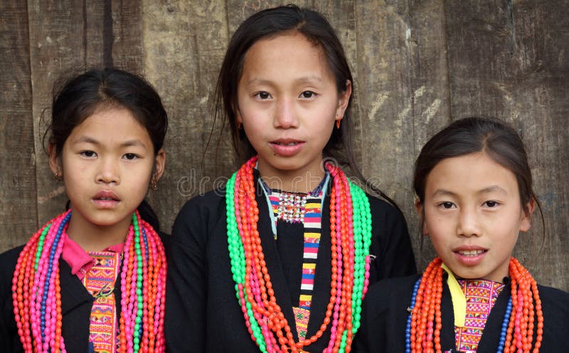 Phongsaly, Laos - 2 November 2019: Portretteren Van Hoge Akha-man Met ...