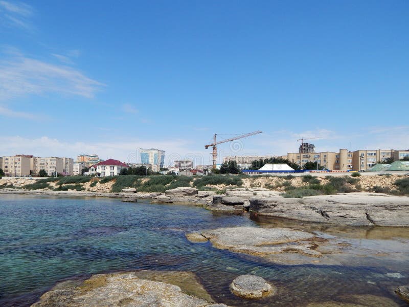 Aktau-Stadt durch das Meer stockbild. Bild von stadt - 121922893
