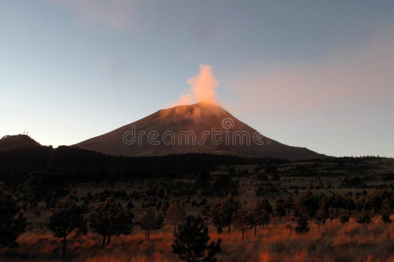 Aktiver Popocatepetl-Vulkan in Mexiko Stockbild - Bild von lava, frech ...