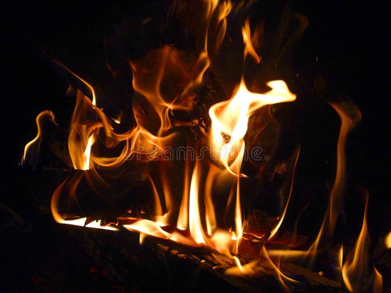 Aktivera flammor arkivfoto. Bild av campa, flammor, element - 57504854