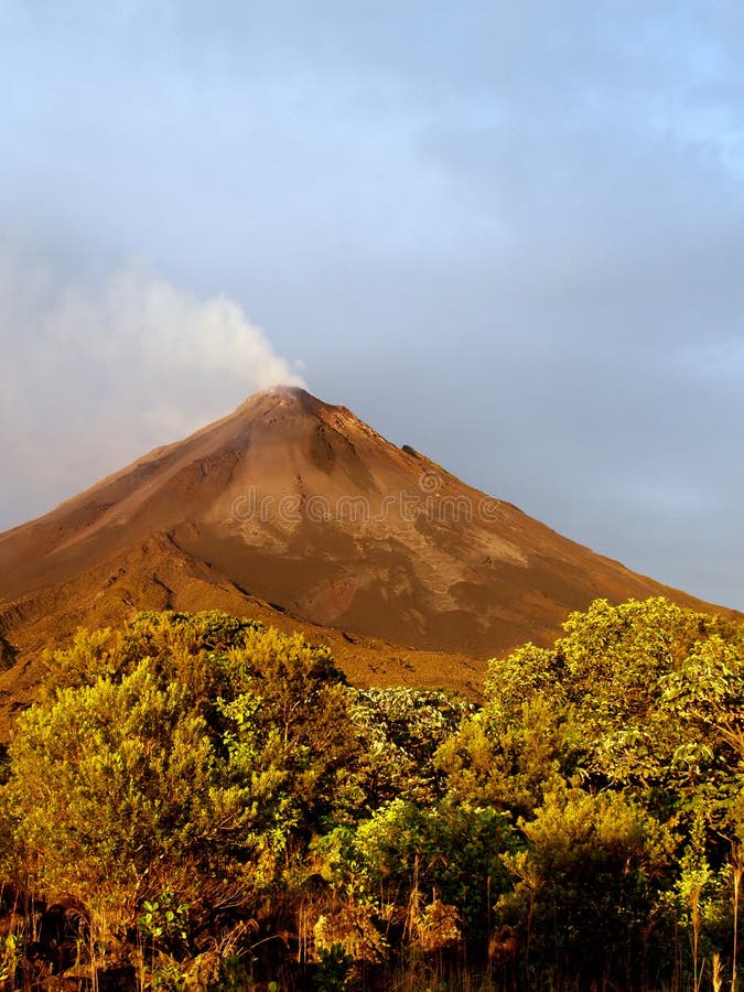 Aktywny wulkan obraz stock. Obraz złożonej z chmura, park - 2417341