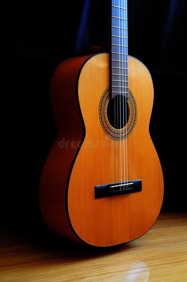 Akustisk klassisk gitarr arkivfoto. Bild av konst, bakgrund - 16756190