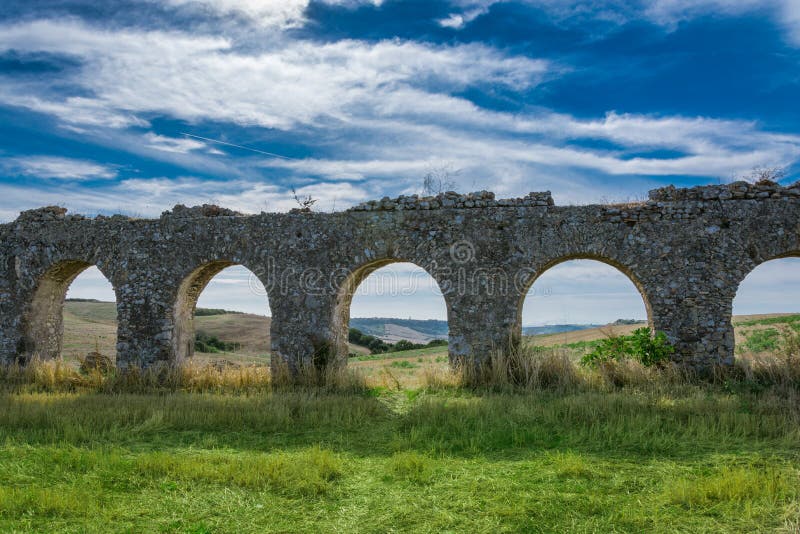 Akvedukt Italien fotografering för bildbyråer. Bild av arkitektur ...