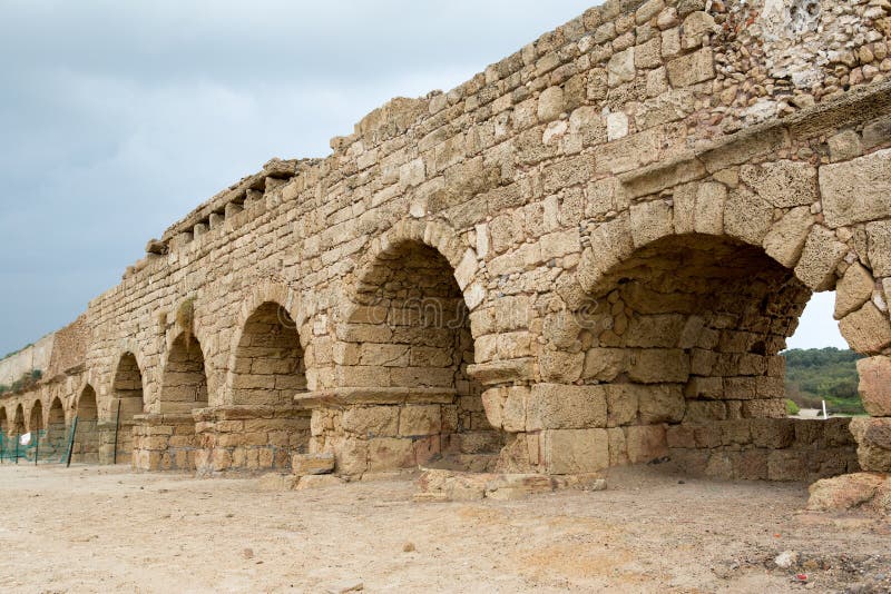Akwedukt zdjęcie stock. Obraz złożonej z stary, rzymski - 28732334