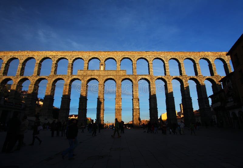 Wodny Kanał Miasta Segovia W Hiszpanii, Symboliczny Pomnik Tego Miasta ...