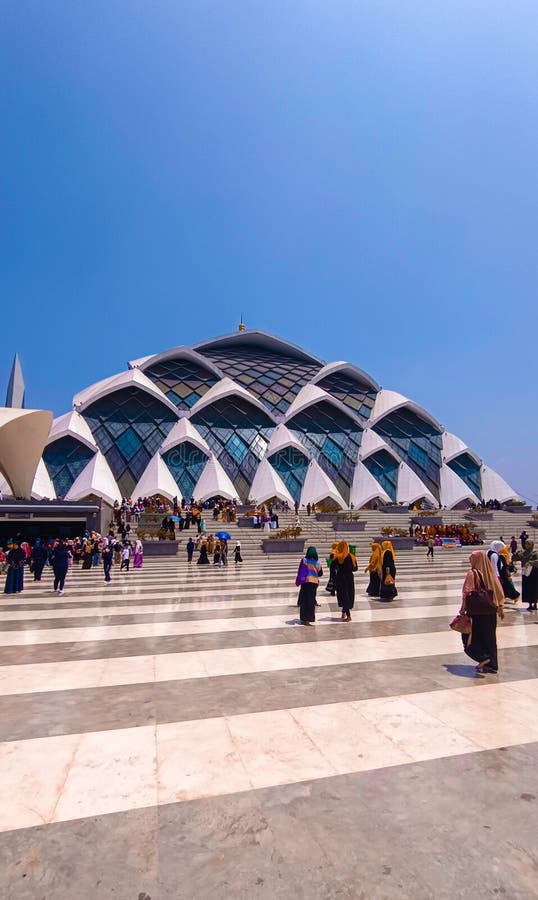Al Jabbar Mosque editorial stock image. Image of architecture - 297949519