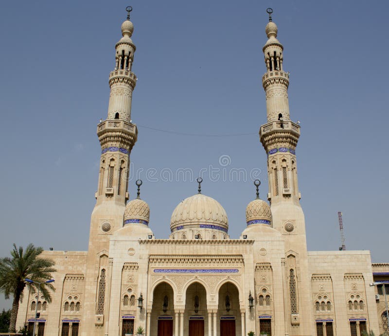 Buitenmening Van Abu Hanifa Mosque Met Clocktower Bagdad, Irak ...