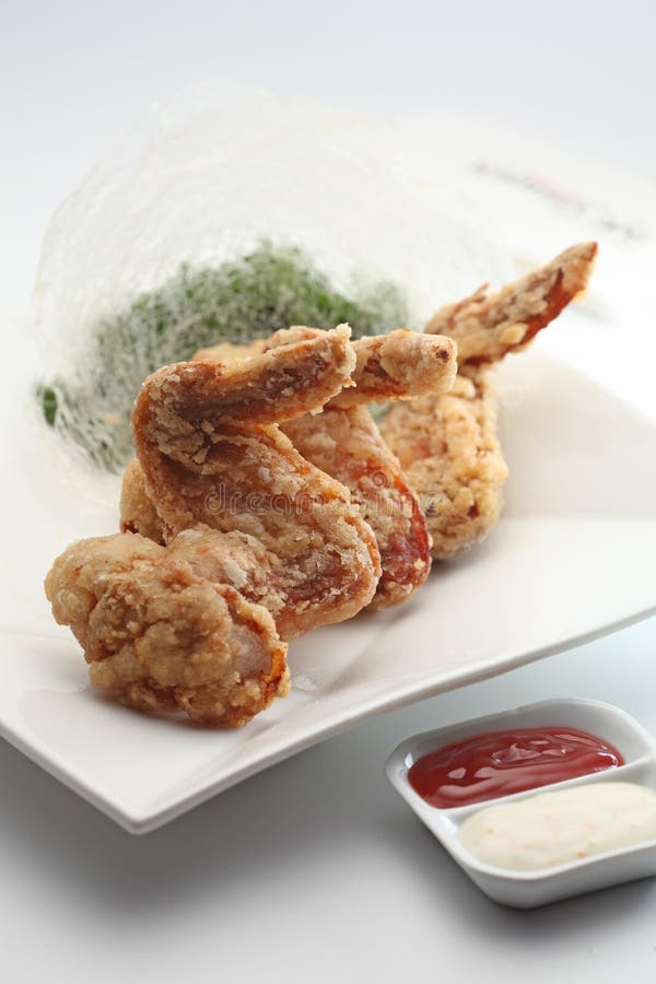Ala de pollo frito imagen de archivo. Imagen de curruscante - 32380393