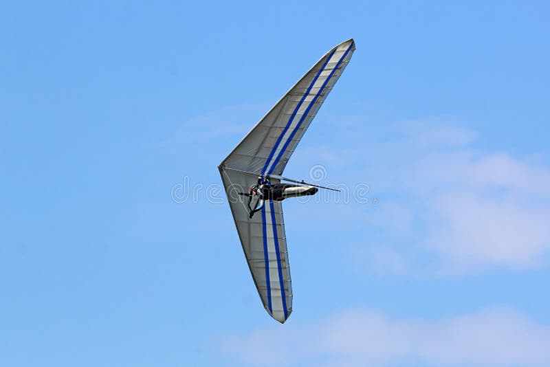 Ala delta en un cielo azul foto editorial. Imagen de aeroplano - 185363431