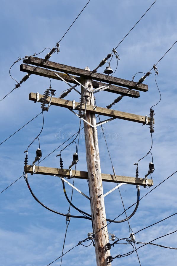 Poste De Teléfono Viejo Con Los Peldaños Para Subir Foto de archivo ...