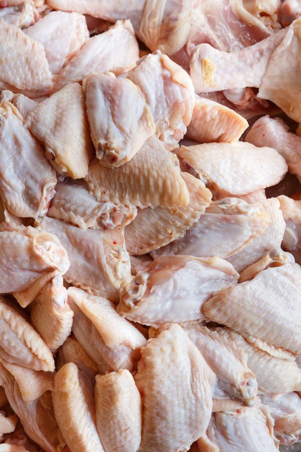 Alas de pollo imagen de archivo. Imagen de crudo, comer - 25321301