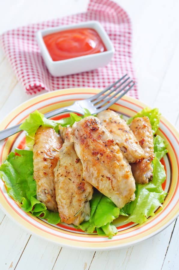 Alas de pollo sin procesar foto de archivo. Imagen de fresco - 135365624