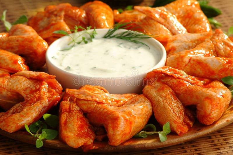 Alas de pollo foto de archivo. Imagen de perejil, hierbas - 36942506