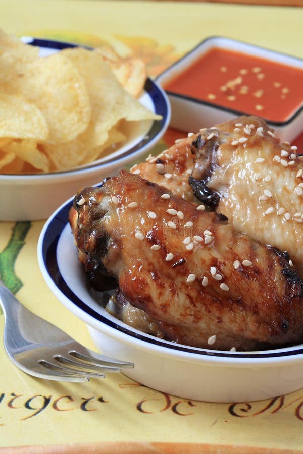 Alas de pollo del Bbq foto de archivo. Imagen de salsa - 109951412