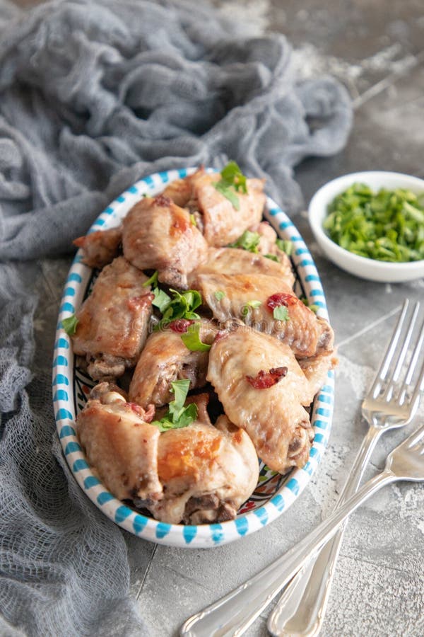 Alas de pollo asadas foto de archivo. Imagen de aperitivo - 143681748