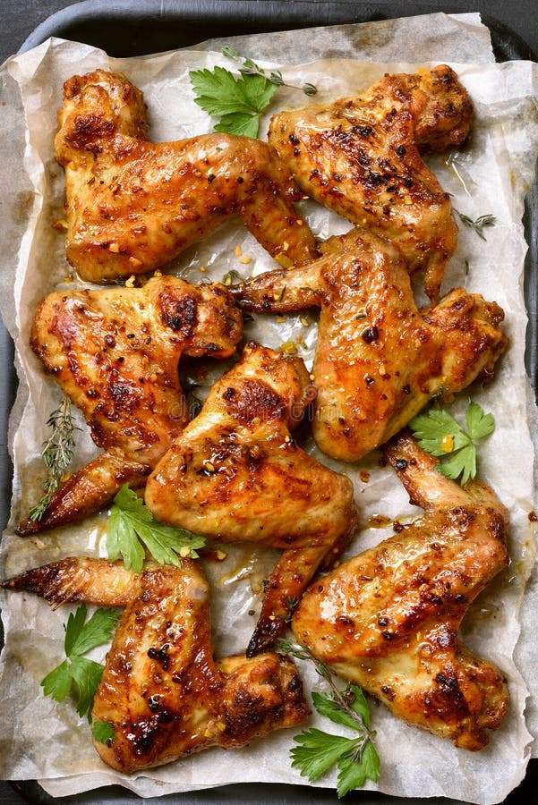 Alas De Pollo Asadas a La Parilla Foto de archivo - Imagen de revuelto ...