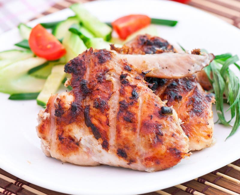 Alas De Pollo Con La Ensalada Imagen de archivo - Imagen de poultry ...