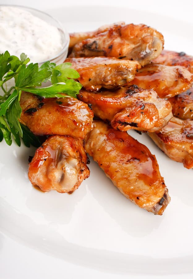 Alas de pollo con la salsa foto de archivo. Imagen de aperitivo - 14893724