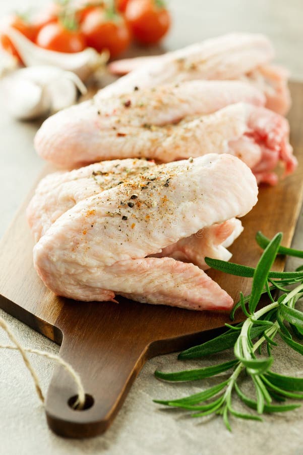 Alas De Pollo Crudas Preparadas Para Cocinar Foto de archivo - Imagen ...