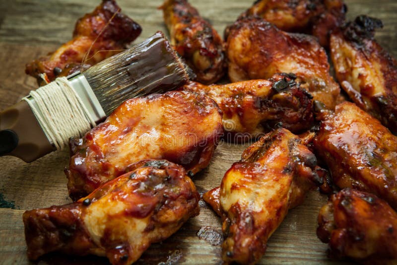 Alas de pollo del Bbq foto de archivo. Imagen de salsa - 109951412