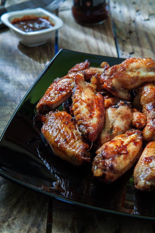 Alas de pollo del Bbq foto de archivo. Imagen de salsa - 109951412
