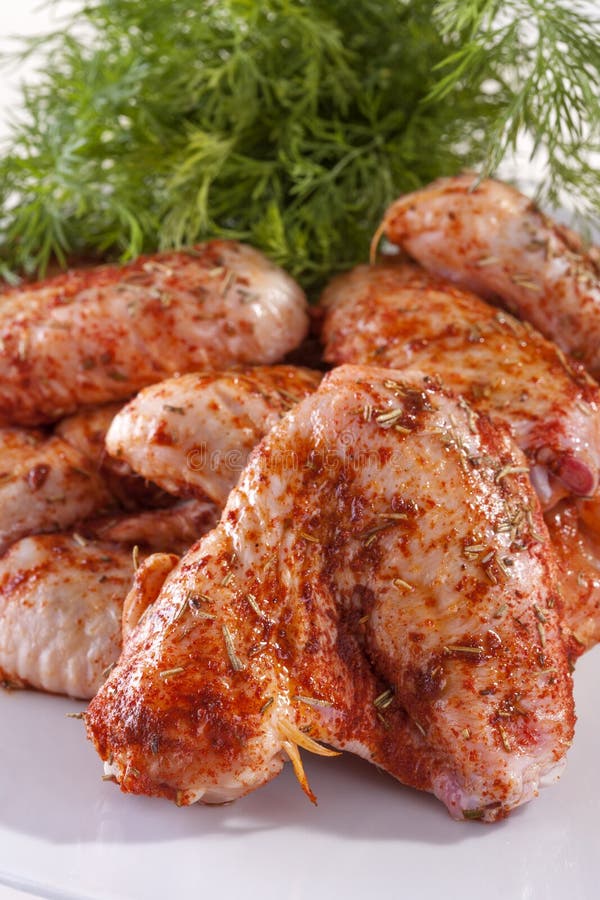 Alas de pollo frescas imagen de archivo. Imagen de coma - 35383251