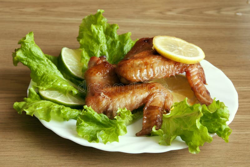 Alas De Pollo Frito Con Lechuga Foto de archivo - Imagen de alimento ...