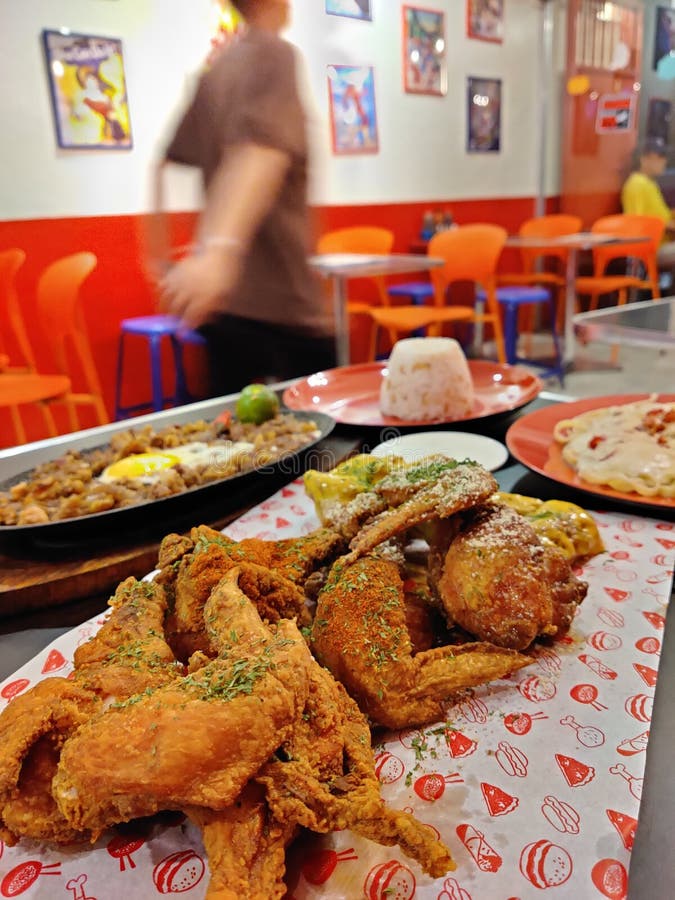 Pollo Variado, Un Plato Para La Empresa En Una Mesa Decorada Foto de ...